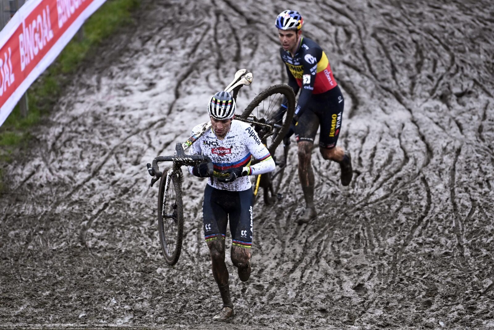 DOOD VLEES IN EEN MODDERBAD - De Muur